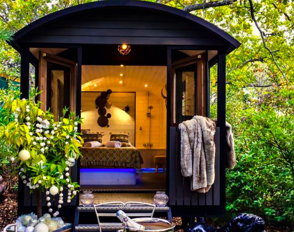 Nuit insolite en amoureux : escapades romantiques à prix doux