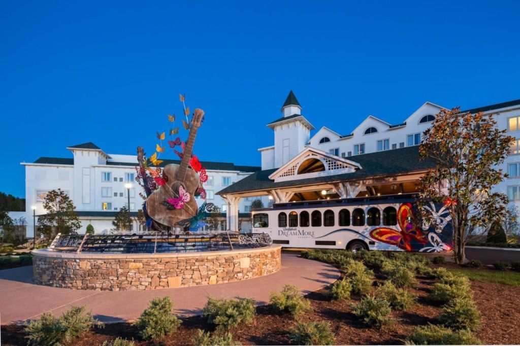 Cheap Rates on a Bucket List Stay at Dollywood Resort | TravelPirates