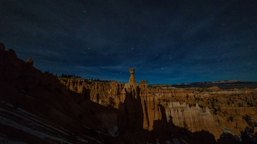 April 2026 Night Sky: Pink Moon, Lyrids, Comets & Where to Go ...