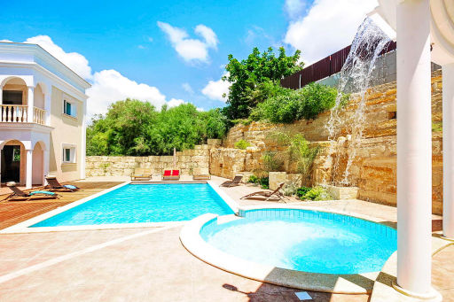 Up to 69% off STUNNING villas in September and October ☀️🌴🤩