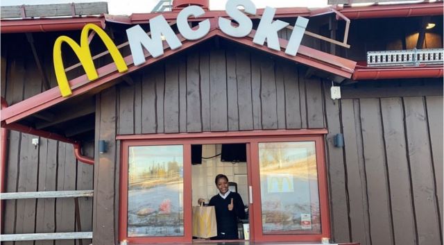 Es gibt einen Ski-Through McDonald’s® auf einem Berg in Schweden ⛷️🍟