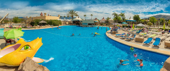 ¡El primer resort medieval con toboganes de Europa!