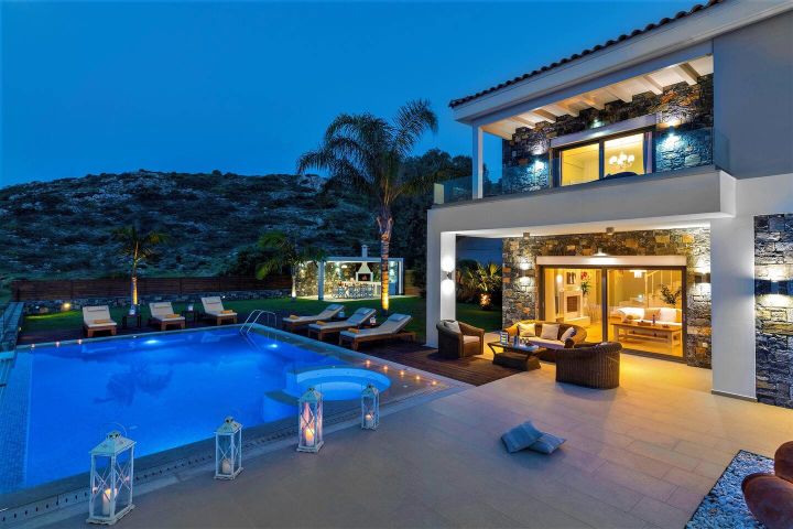 Check out this dream villa in Crete w/panoramic sea views!