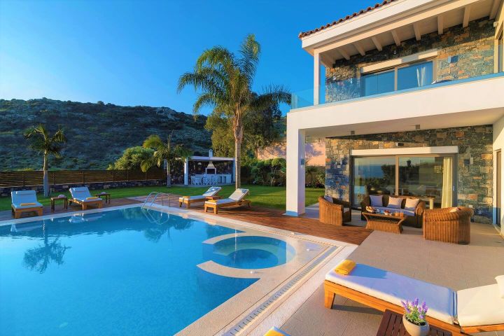 Check out this dream villa in Crete w/panoramic sea views!