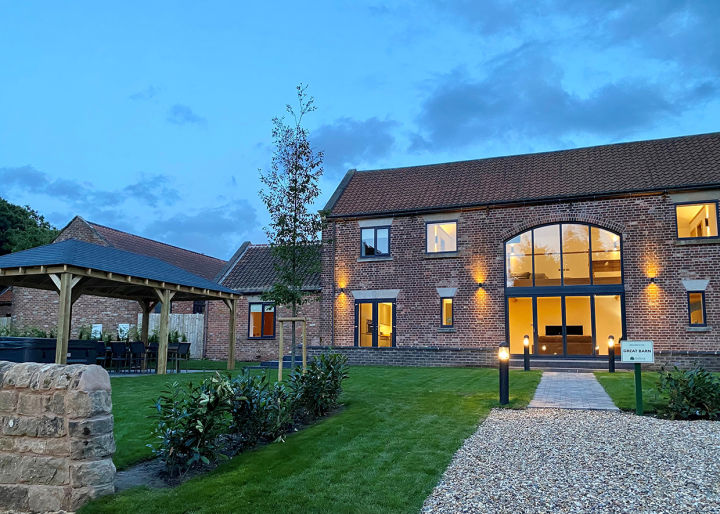 Luxury massive barn in Nottinghamshire w/hot tub & wine! Stay 4nts ...