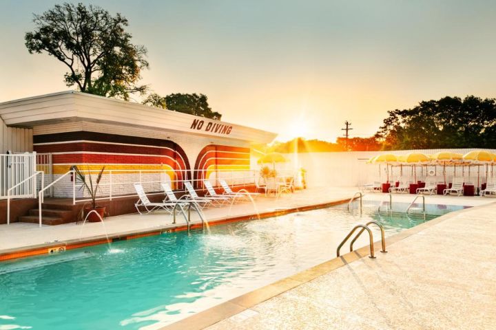 Check Out This 70s-Themed Motel in Nashville | TravelPirates