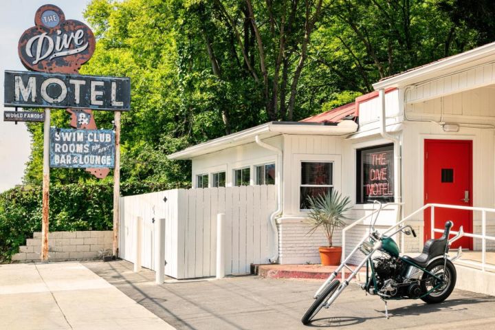 Check Out This 70s-Themed Motel in Nashville | TravelPirates