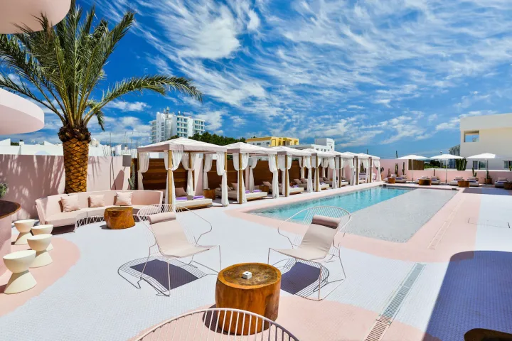 Check out this spectacularly pink design hotel in Ibiza 💕
