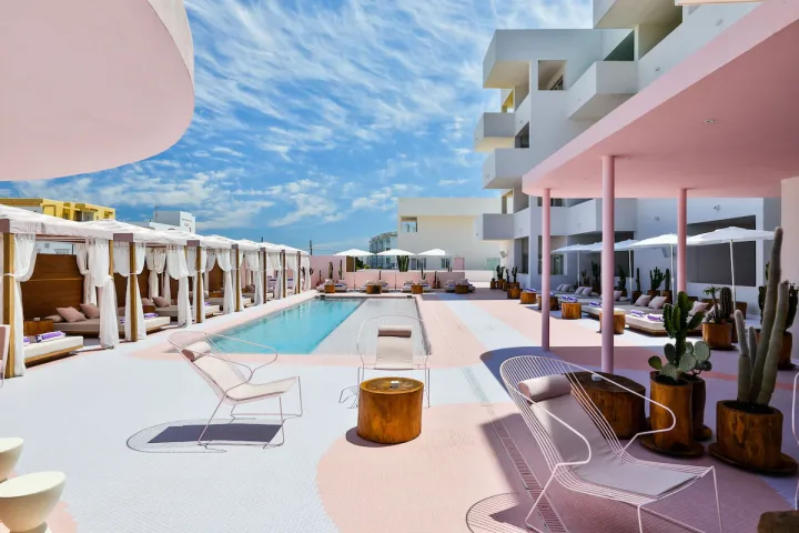 Check out this spectacularly pink design hotel in Ibiza 💕