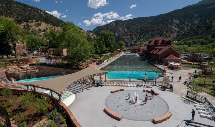 Colorado Lodge with the World's Largest Mineral Hot Springs Pool 🇺🇸 ♨️