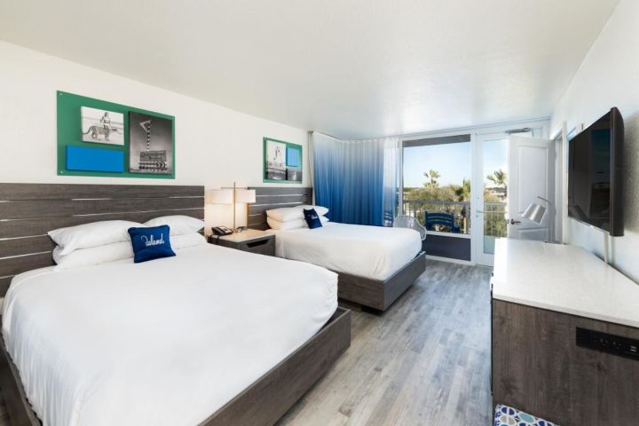 This Florida Hotel Has a Swim-Up Cave Bar | TravelPirates