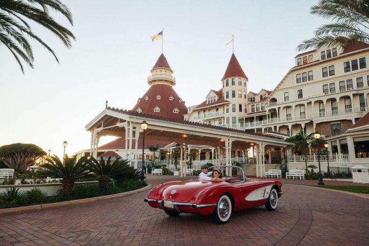 Iconic Movie Hotels You'll Definitely Want to Stay At 🎬 🏨