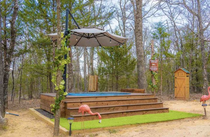 This Texas Ranch Lets You Sleep Right Next to a Giraffe 🦒🦦