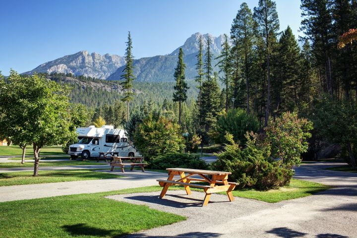 This Resort Sits in the Largest Natural Mineral Hot Springs in Canada 🇨🇦🌀