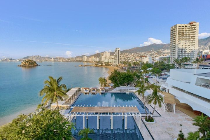 Mediterranean Vibes in This Beachfront Acapulco Resort 🌀🇲🇽