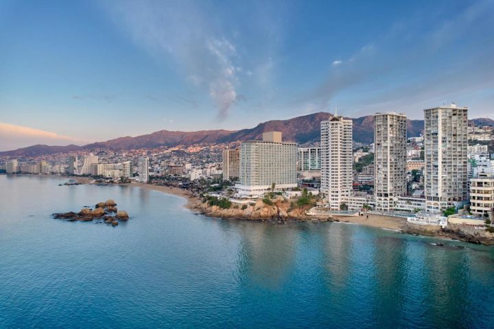 Mediterranean Vibes in This Beachfront Acapulco Resort 🌀🇲🇽