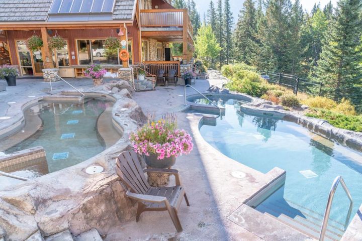 5-Night Banff Getaway At a Hotel With the Best Heated Pool Views ⛰️