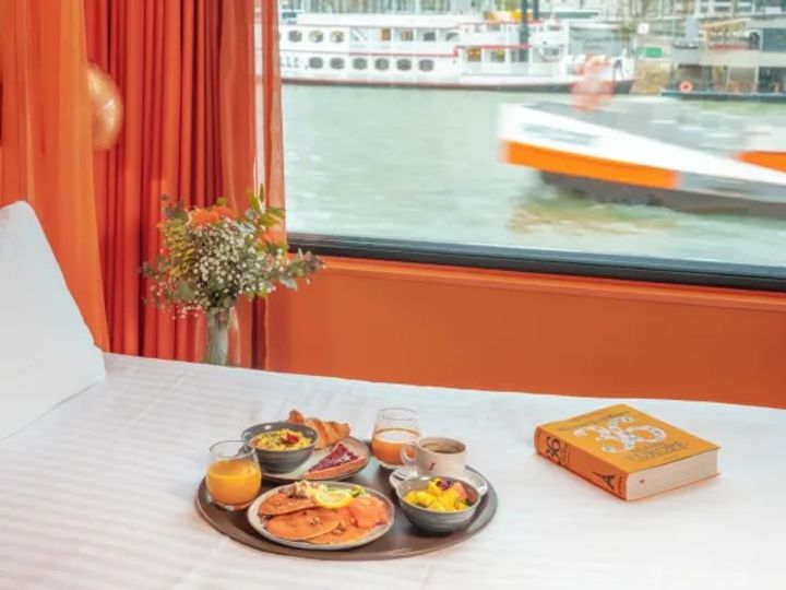 STUNNING 4⭐️ Paris floating hotel with pool 💦