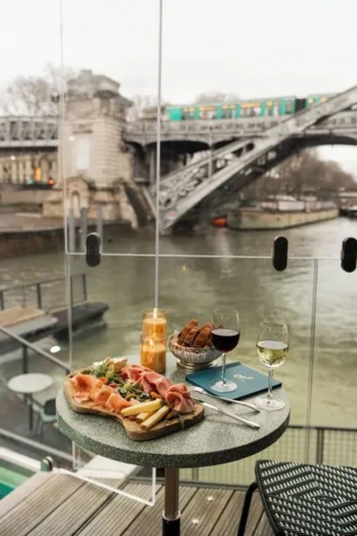 STUNNING 4⭐️ Paris floating hotel with pool 💦