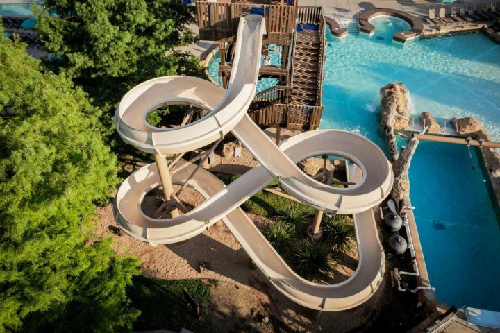 Everything's Bigger at This Lone Star Resort 💦 🌟