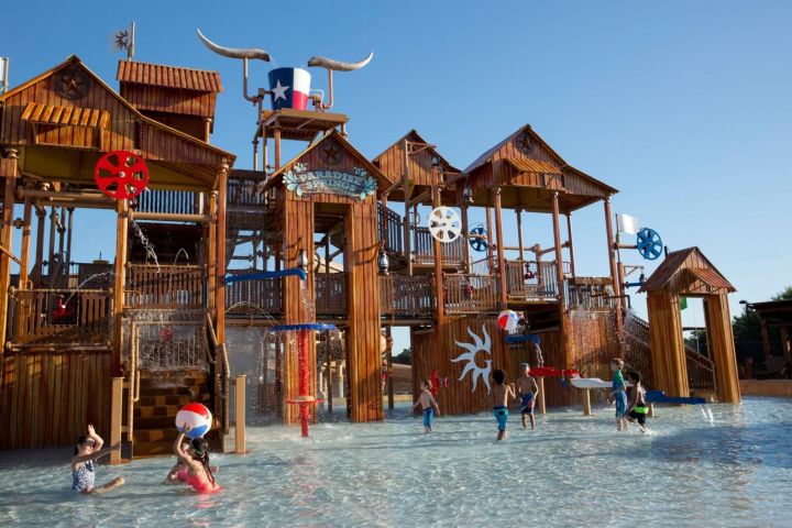 Everything's Bigger at This Lone Star Resort 💦 🌟
