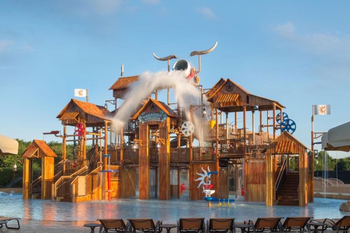 Everything's Bigger at This Lone Star Resort 💦 🌟