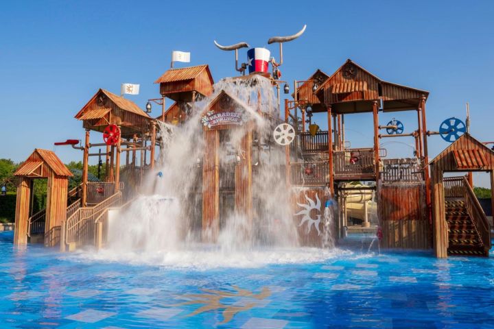 Everything's Bigger at This Lone Star Resort 💦 🌟