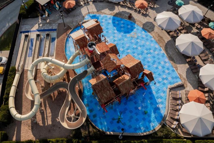 Everything's Bigger at This Lone Star Resort 💦 🌟