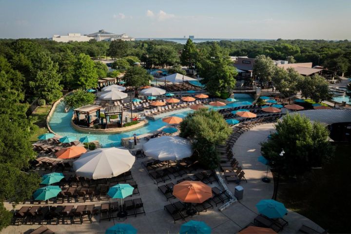 Everything's Bigger at This Lone Star Resort 💦 🌟