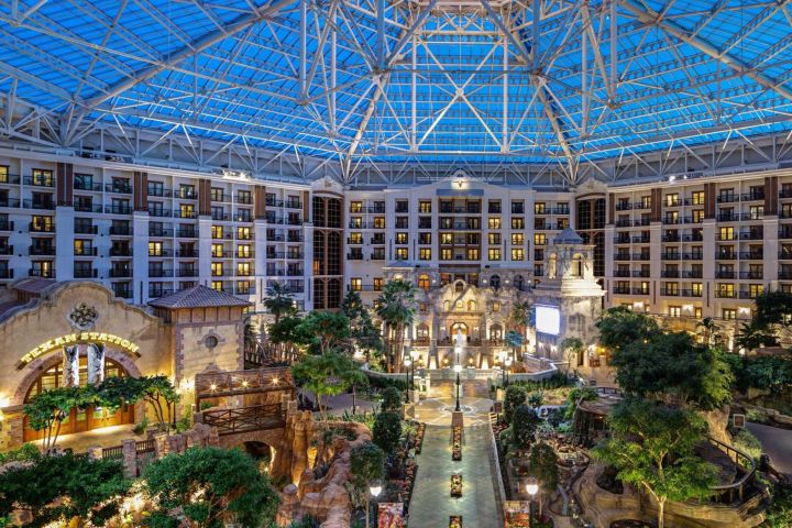 Everything's Bigger at This Lone Star Resort 💦 🌟