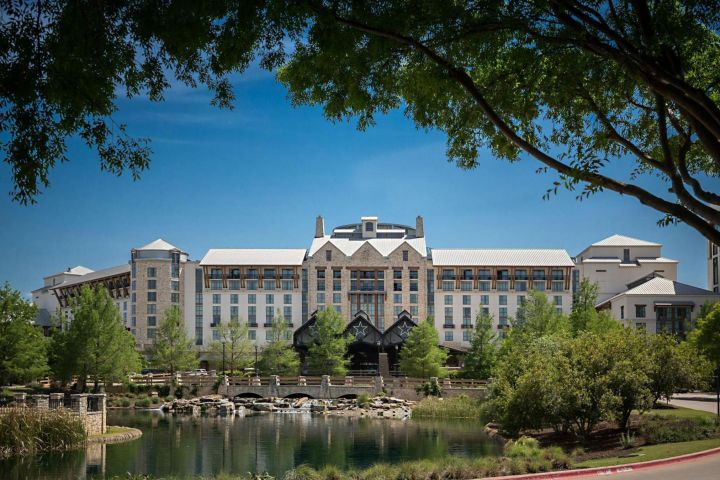 Everything's Bigger at This Lone Star Resort 💦 🌟