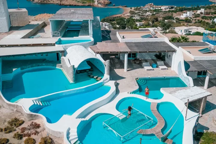 This might be one of the most beautiful hotels in Greece 😍🇬🇷