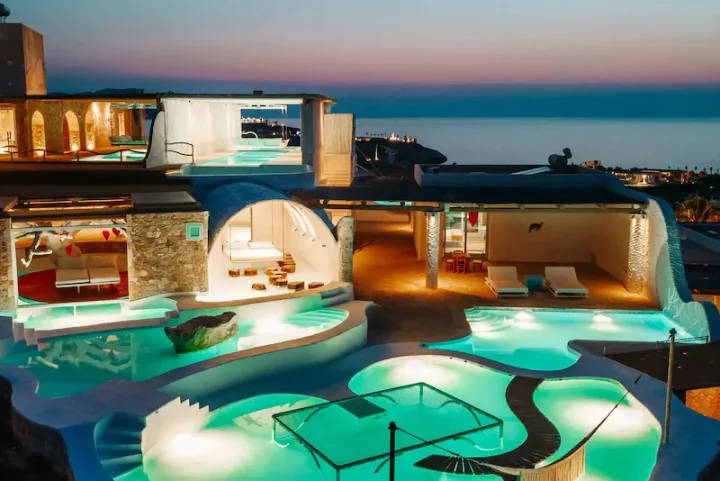 This might be one of the most beautiful hotels in Greece 😍🇬🇷