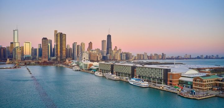 A Stay With the Best Views of Summer Fireworks on Navy Pier in Chicago 🎆 🌊